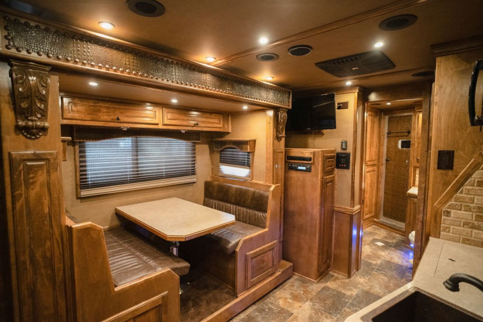 Used 2018 Bloomer 3 Horse 17'5" Gooseneck Outlaw Living Quarters '18 Horse Trailer