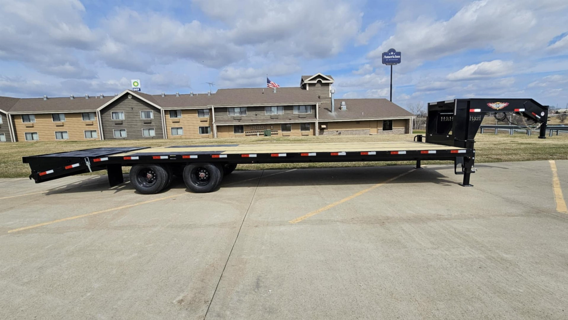 New 2025 H&H Trailers 102x25+5 HD Low Profile Dovetail Super Deluxe ...