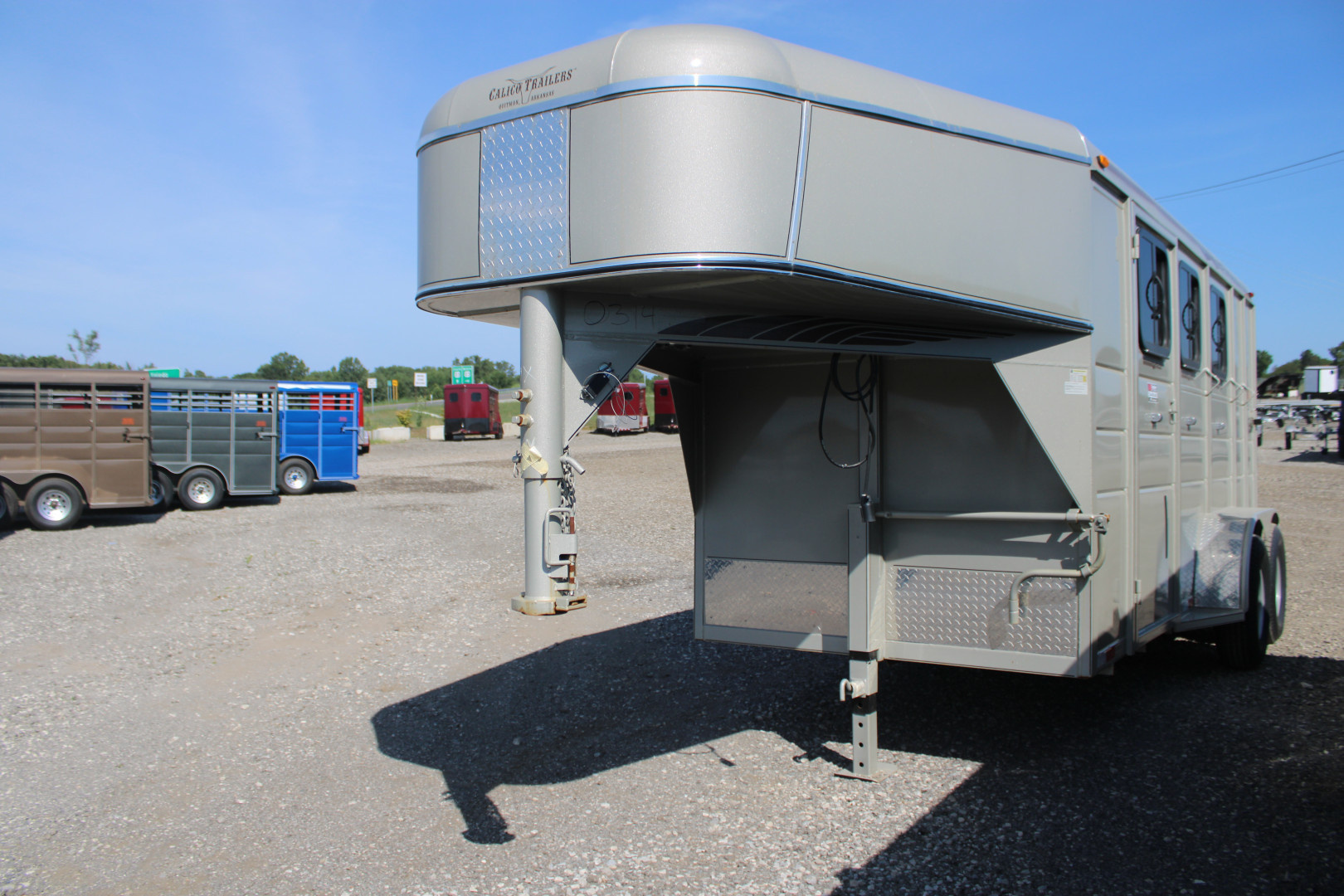 New 2024 Calico Trailers SCRATCH AND DENT SPECIAL 3 HORSE GOOSENECK ...