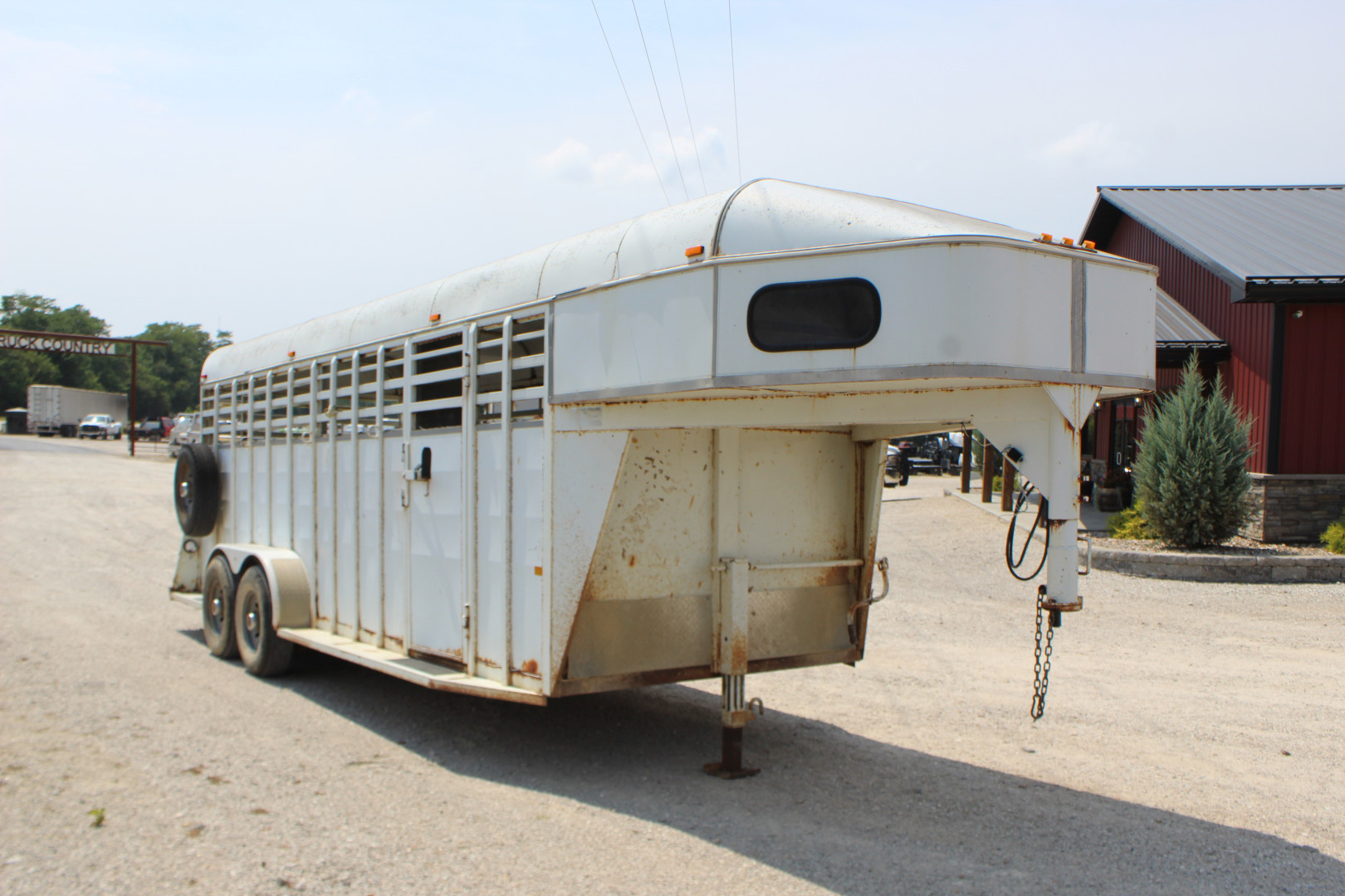 Used 2009 Chaparral 20' Gooseneck Livestock Trailer