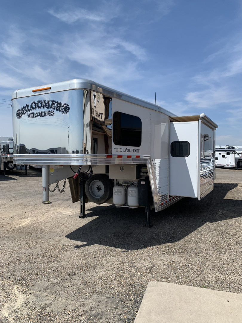 Used 2018 Bloomer Evolution Outlaw 3 Horse Trailer for sale in Fort ...