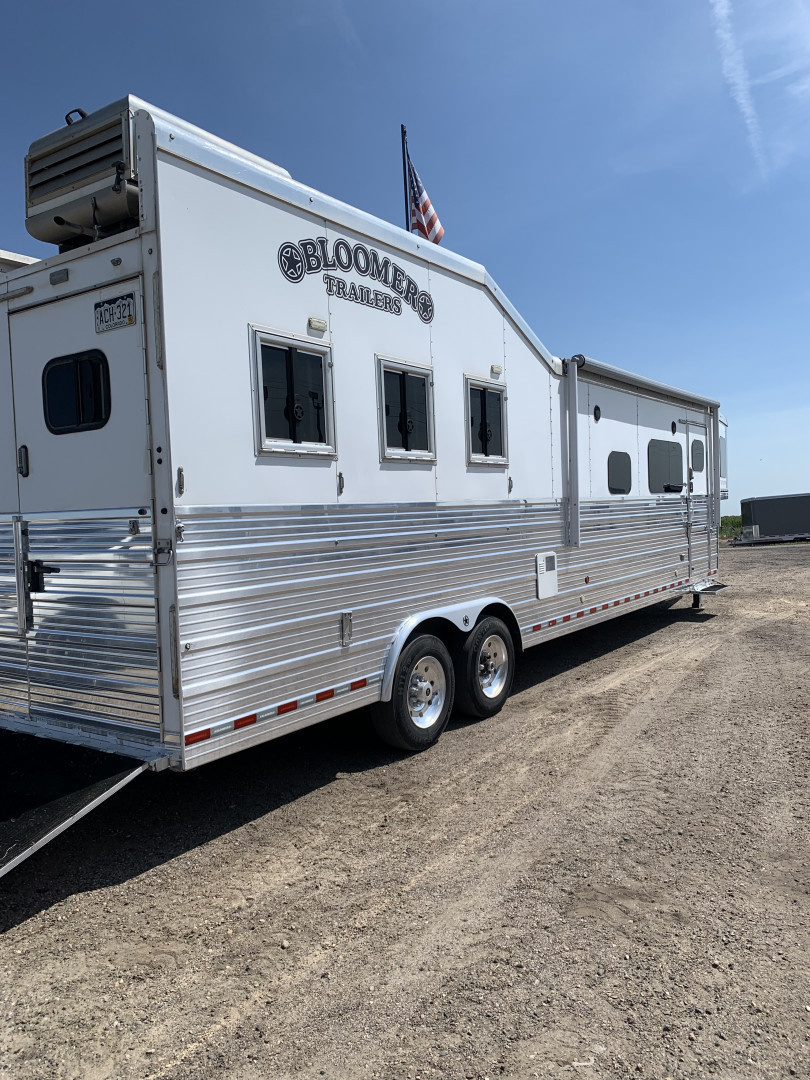 Used 2018 Bloomer Evolution Outlaw 3 Horse Trailer for sale in Fort ...