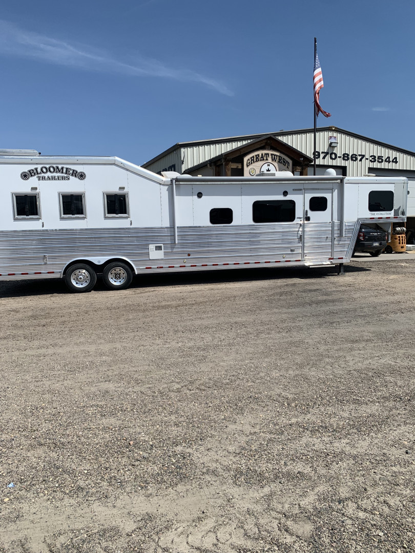 Used 2018 Bloomer Evolution Outlaw 3 Horse Trailer for sale in Fort ...