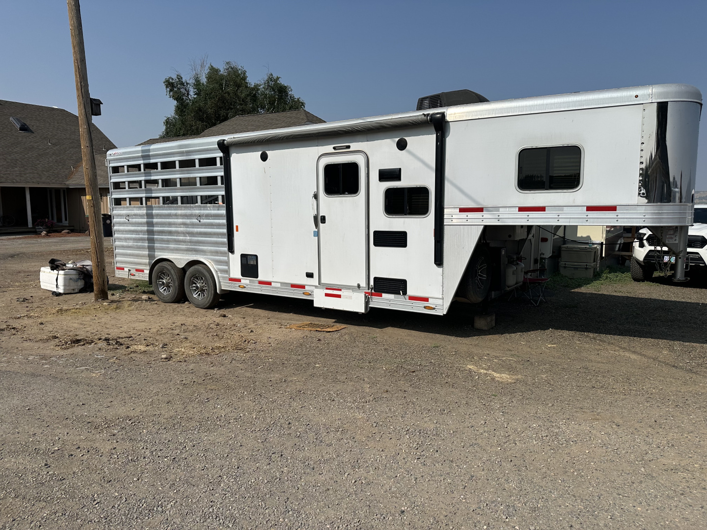 Used 2019 Exiss Trailers 8'6" Shortwall Gooseneck with Living Quarters ...
