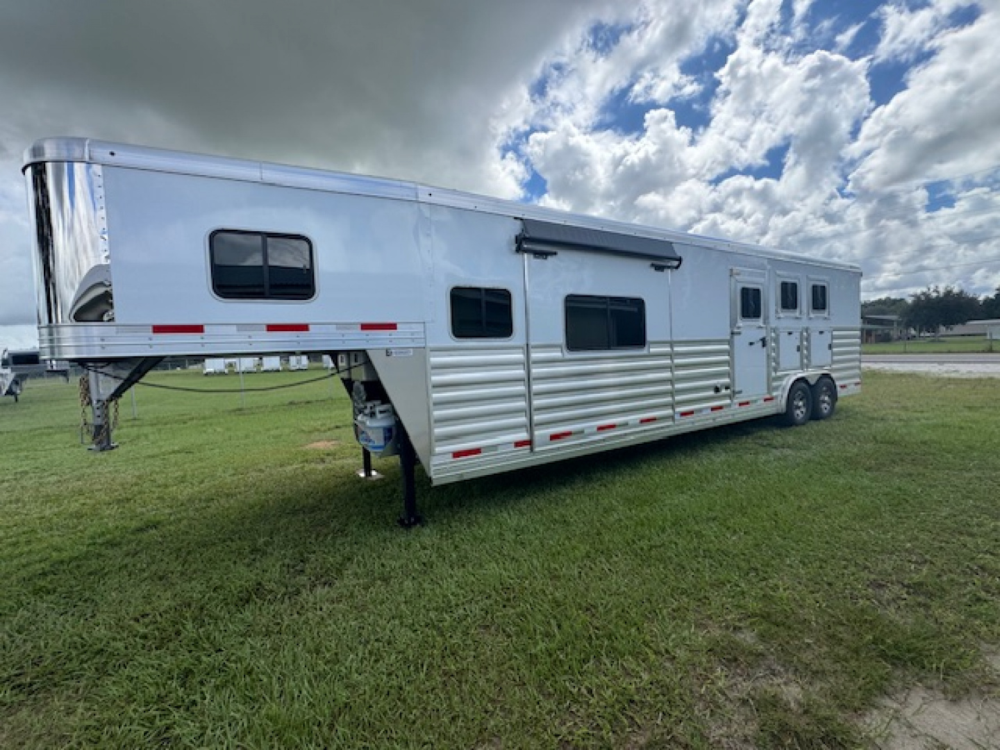 New 2025 Exiss Trailers Endeavor 8314 LQ w/ Glide Horse Trailer for ...