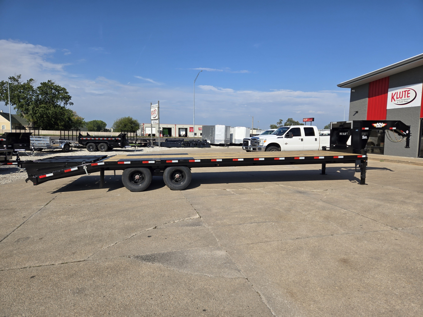 New 2026 H&H Trailers 102x25+5 HD Low Profile Dovetail Super Deluxe ...