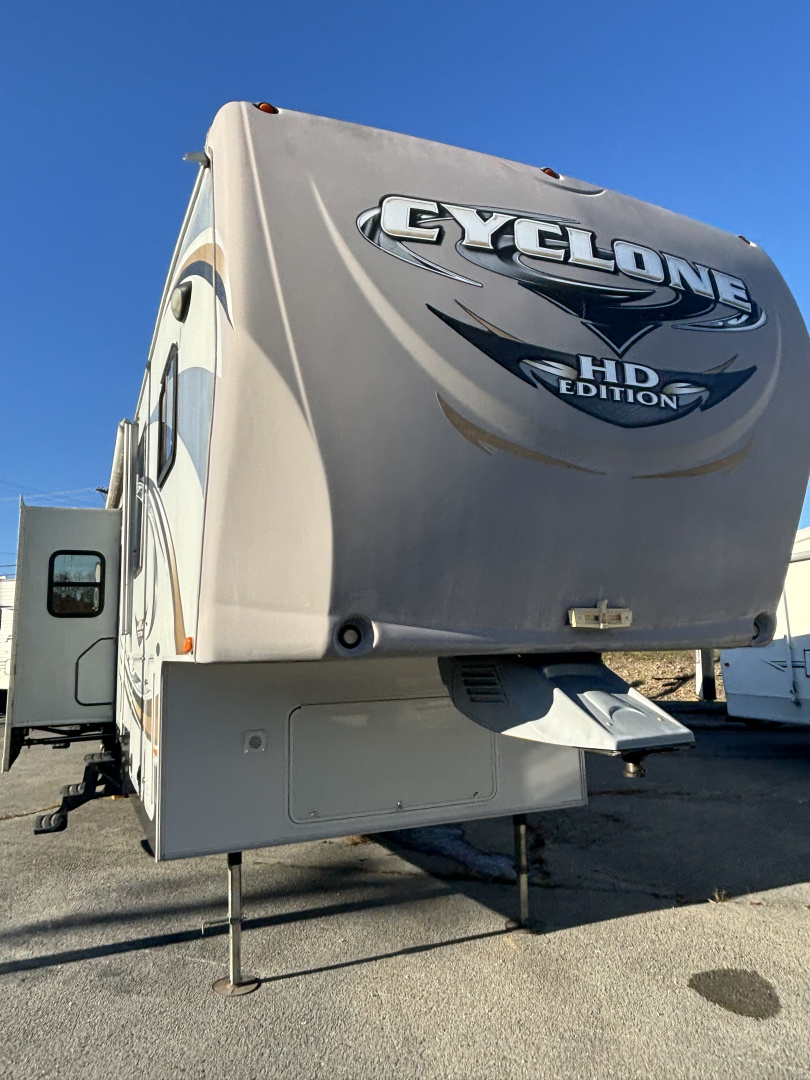 Used 2010 Heartland Cyclone Fifth Wheel for sale in Williamsburg, KY