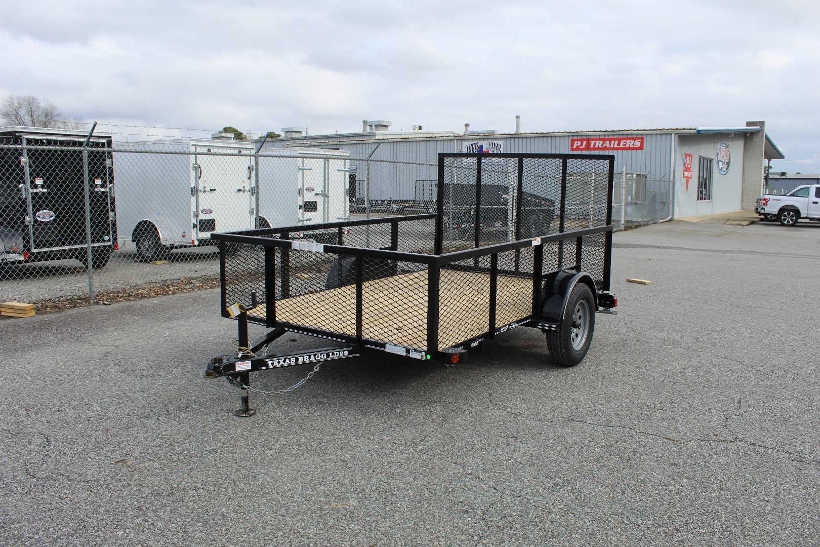 New 2025 TEXAS BRAGG TRAILERS 6x10LD w/ Gate and 2ft Expanded Sides ...