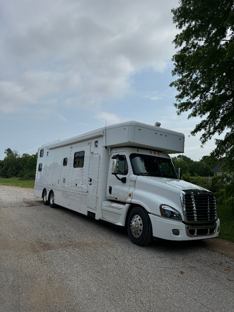 Used 2012 Showhauler 45’ Tandem Axle Motorcoach for sale in Kingsland, GA